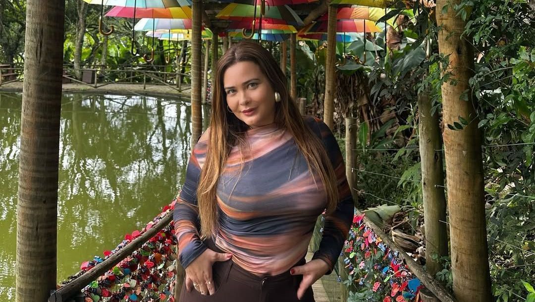 Solteira, Geisy Arruda posa em "ponte do amor" e diz: "Falta só o boy"