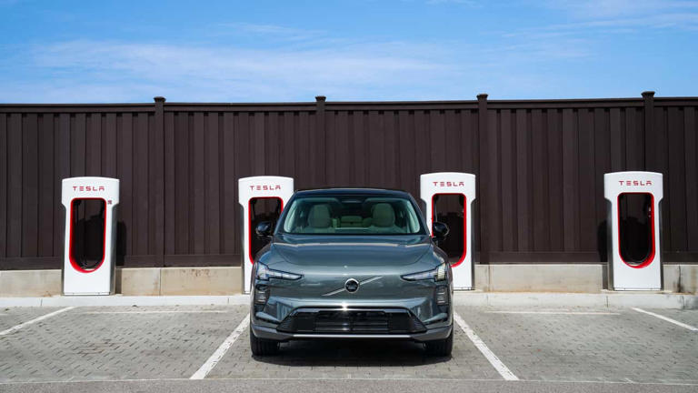 Le Volvo si potranno ricaricare nei Supercharger Tesla