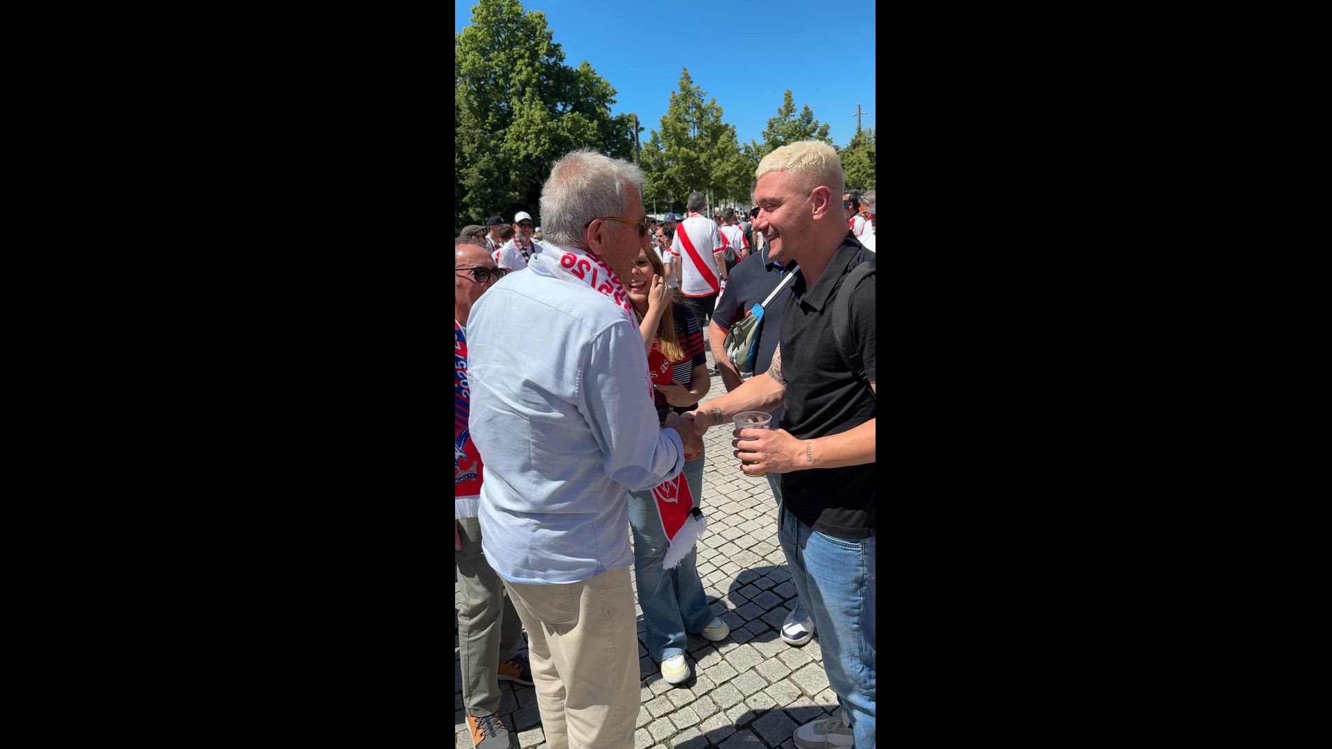 El saludo entre Piti y Tanco: dos leyendas del Rayo Vallecano