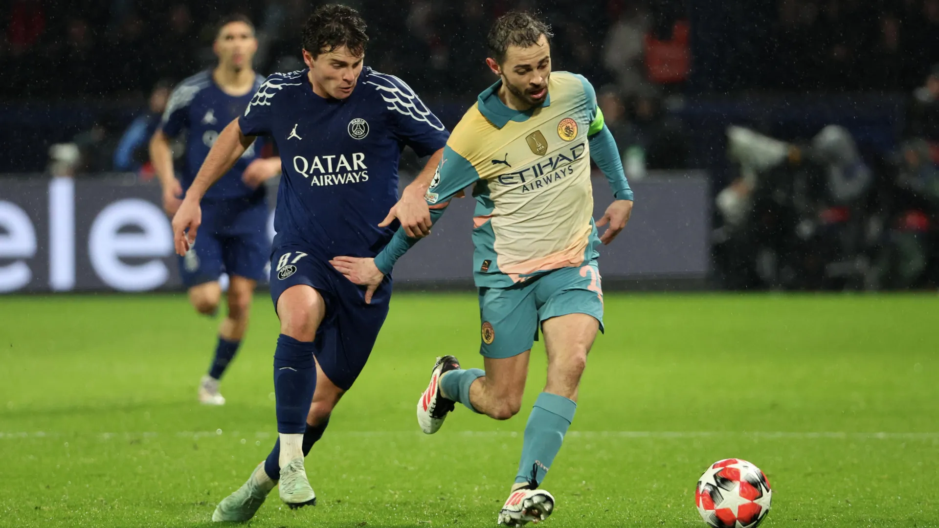 Como Rúben Dias e Bernardo Silva tentaram desviar João Neves do PSG