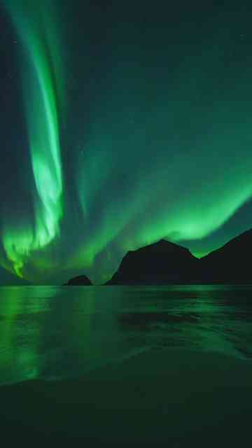 Sparkling night under the northern lights