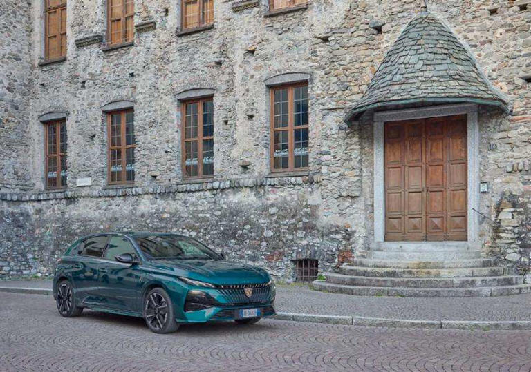 Peugeot 308 hybrid: test drive tra i Crotti di Chiavenna e le curve ...