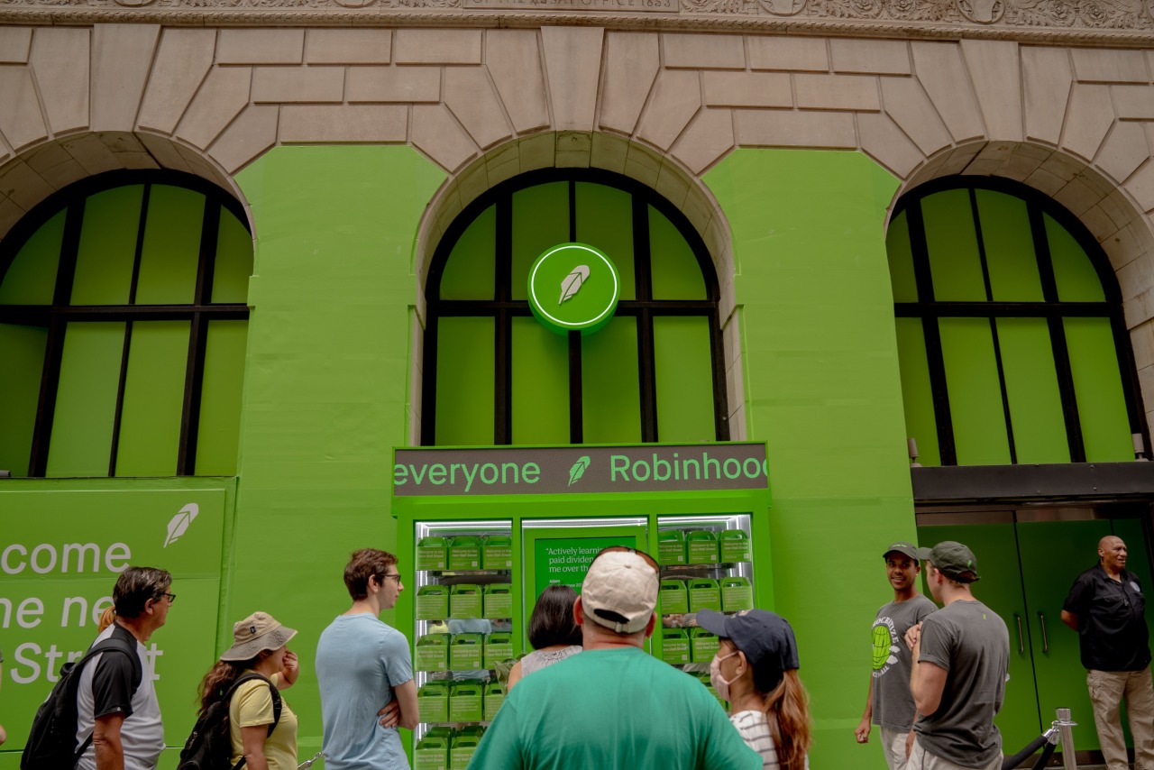 Robinhood lets customers use AI to trade stocks, make credit-card purchases