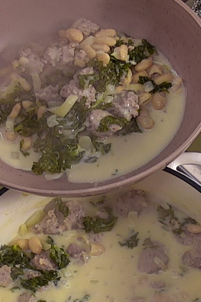 Cassoulet de salchichas bratwurst con judías blancas y col rizada