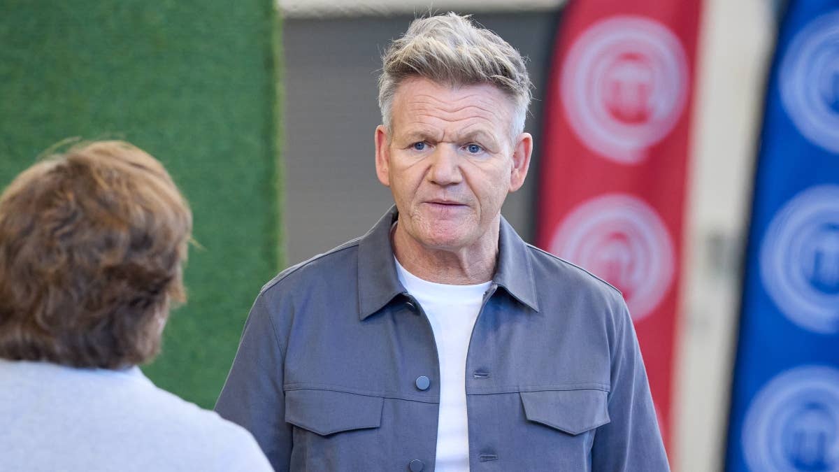 Gordon Ramsay calls out Team Blue for serving undercooked burgers on ...