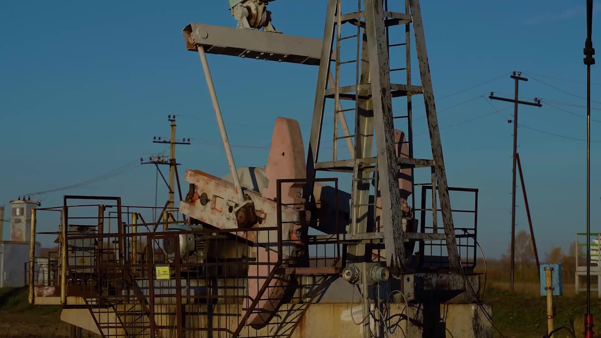 Whether OPEC's oil price strategy ultimately benefits Washington or Moscow