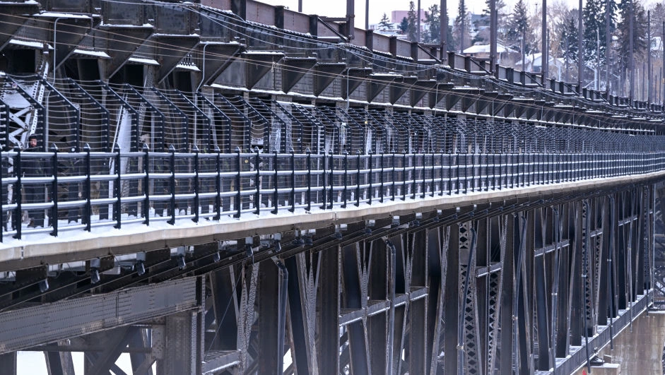 Edmonton weighs costly mega-bridge to replace High Level