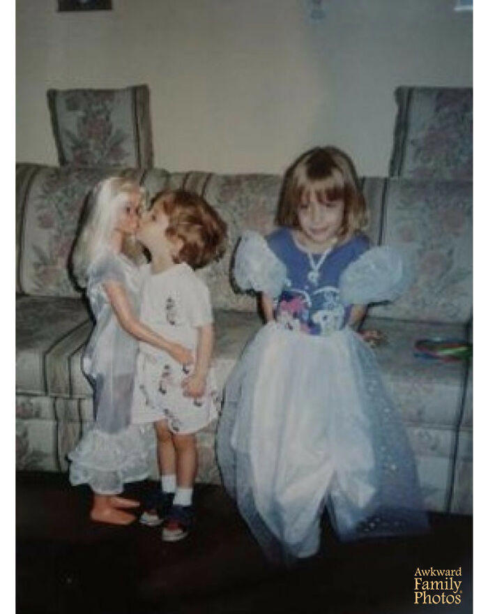 45 'awkward family photos' shared by people who cringe at them to this day