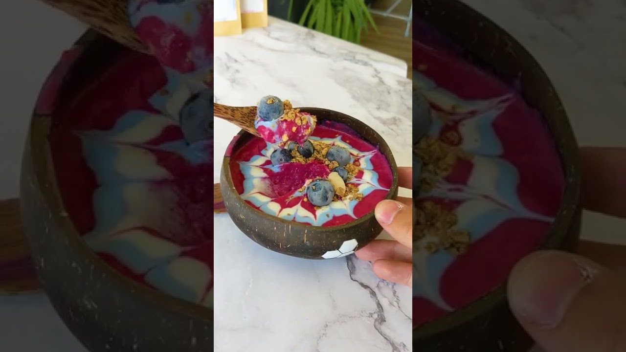Raspberry/strawberry smoothie bowl
