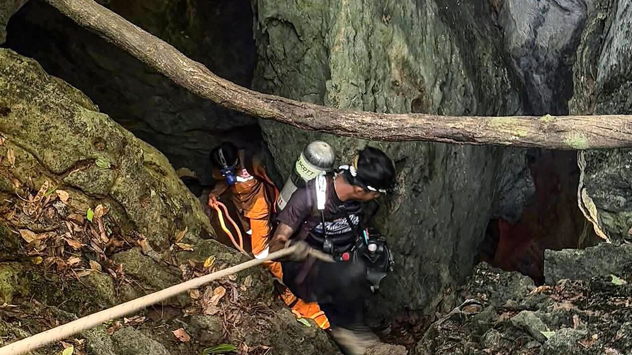 Vijf mensen die al week vastzitten in grot in Laos levend teruggevonden ...