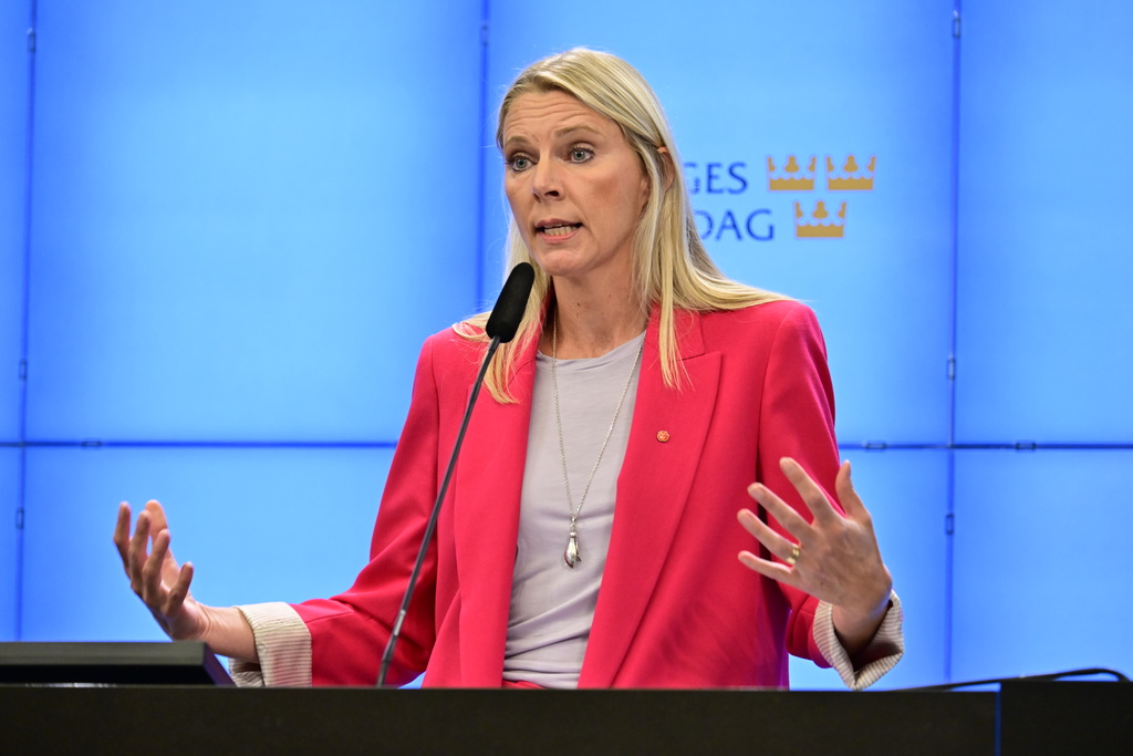 S-kritiken: "Regeringen står med byxorna nere"