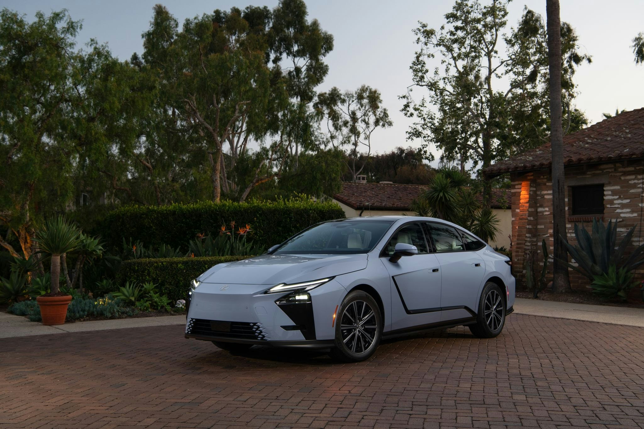 Neuer Lexus ES kommt: Achte Generation erstmals elektrisch, aber mit ...