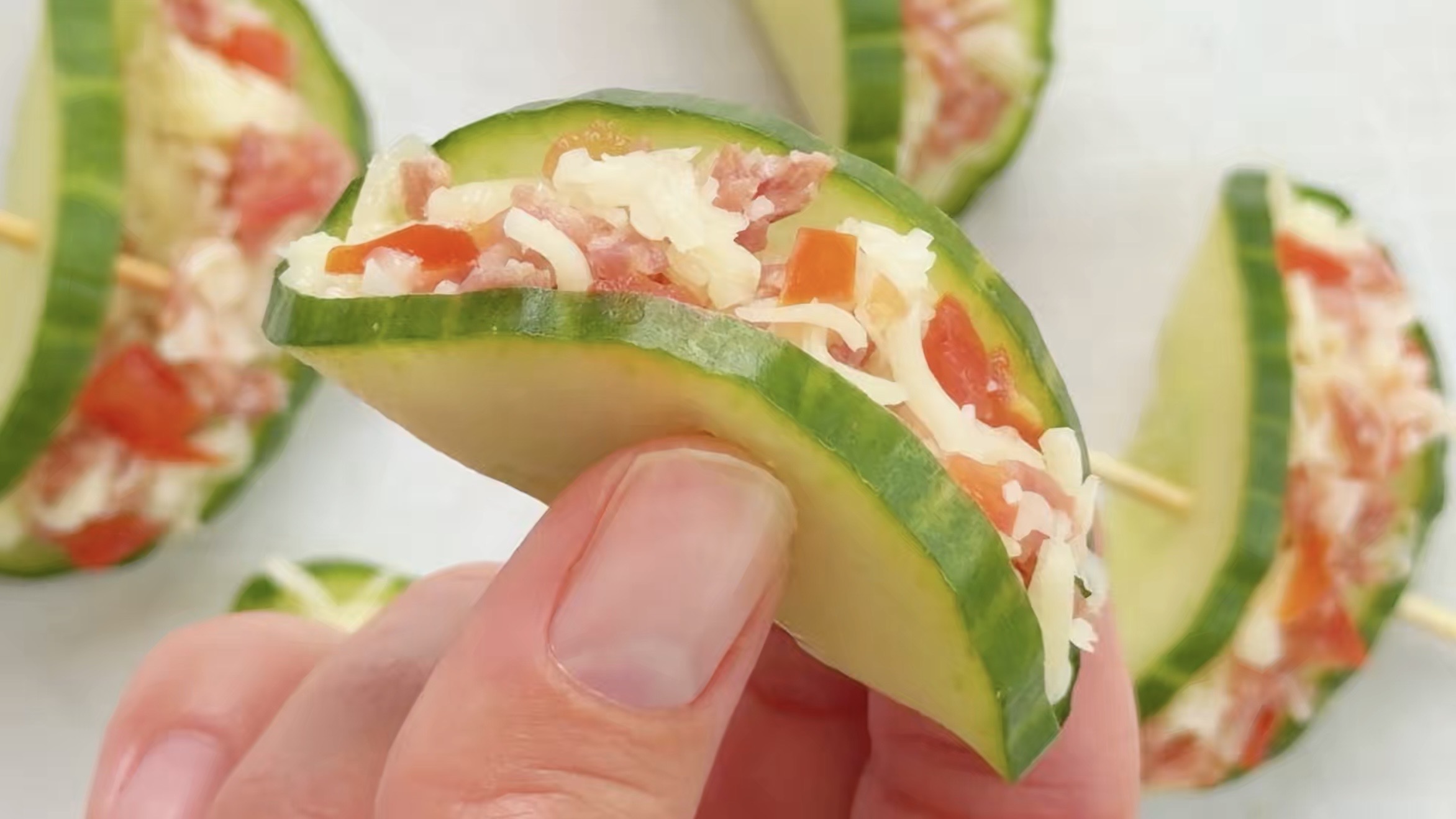 Tacos bajos en carbohidratos de pepino con queso y salami