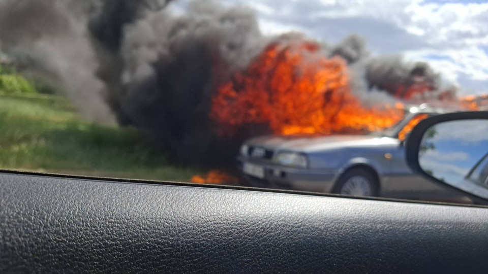 Audi w płomieniach w miejscowości Istok, na trasie Klejniki - Narew ...