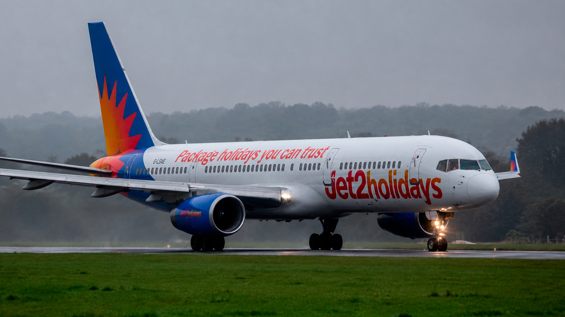 Boeing 757 rockets off wet runway