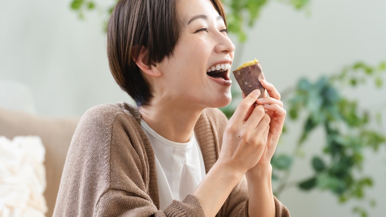 Are sweet potatoes low-carb (and how do they affect your blood sugar)?