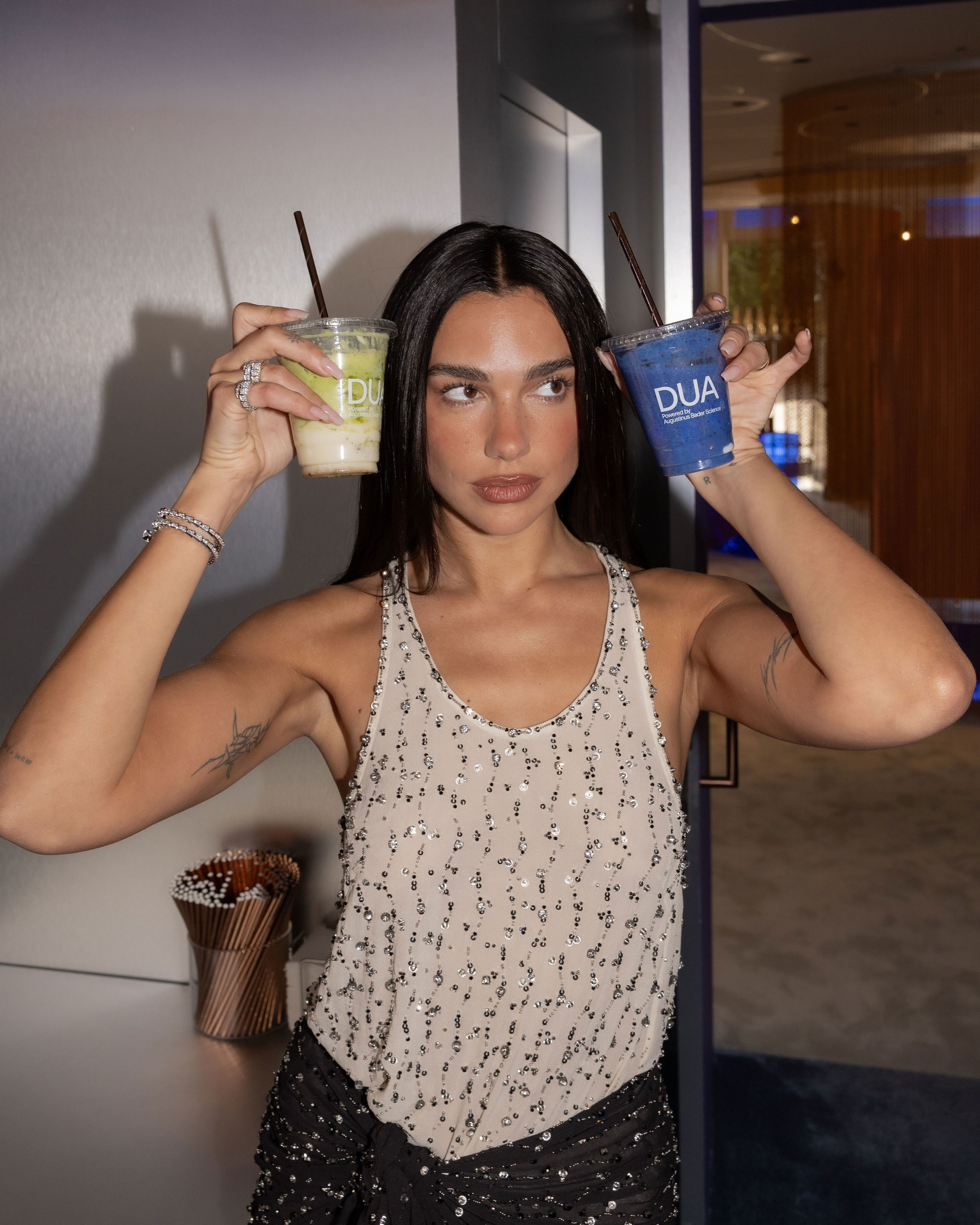 Dua Lipa installe un beauty bar (incroyable !) pour l'arrivée de sa ...