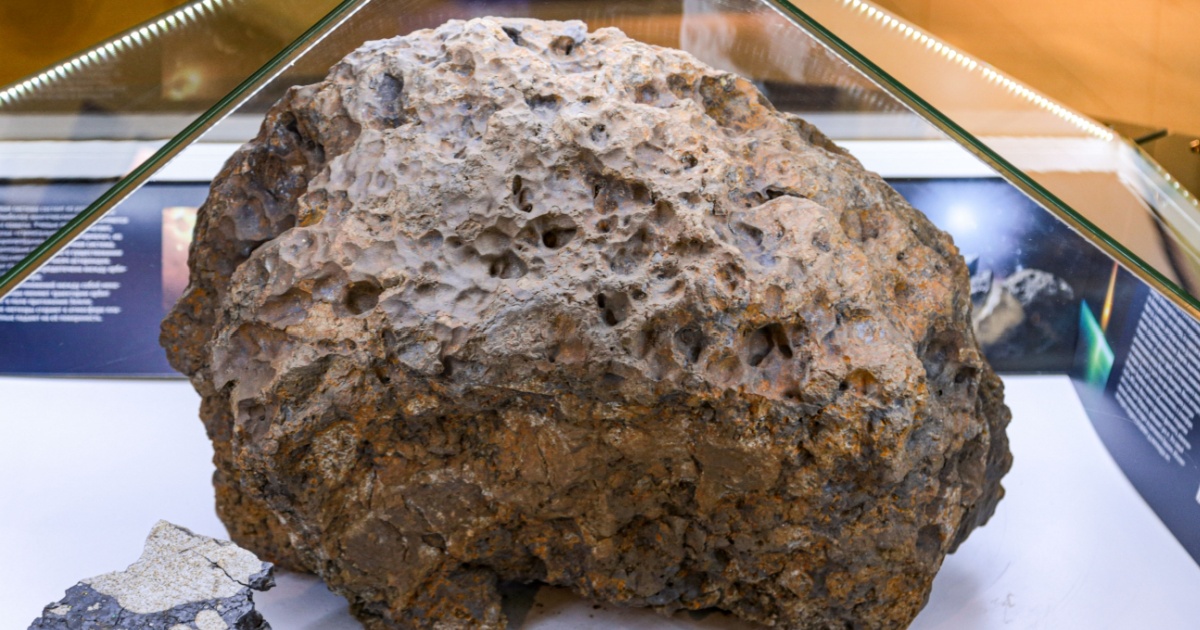 The Chelyabinsk meteor event: how a city-leveling asteroid went ...