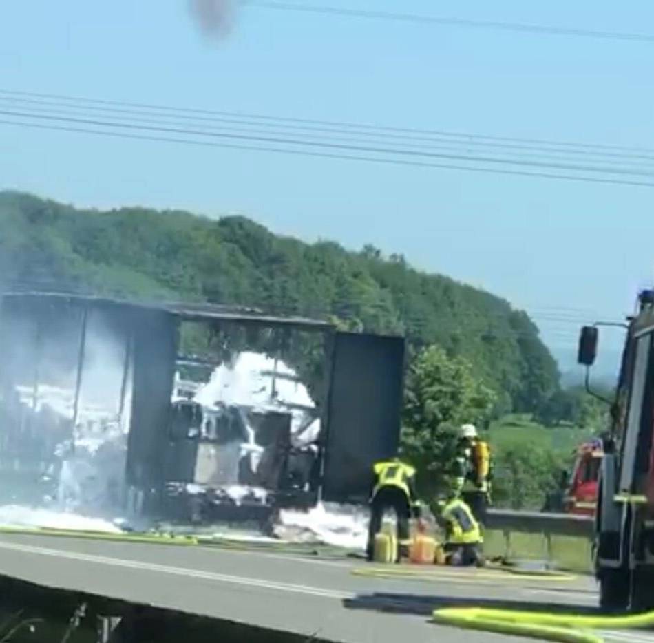 Enorme Staus: Lkw brennt in der Eifel – B51 in Richtung Trier wieder ...