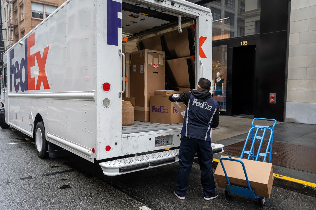 2 reasons to buy FedEx stock now, according to JP Morgan