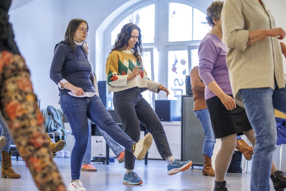 TAG24-Reporterin testet "Line Dance": Tanzen in Reih und Glied - kein ...