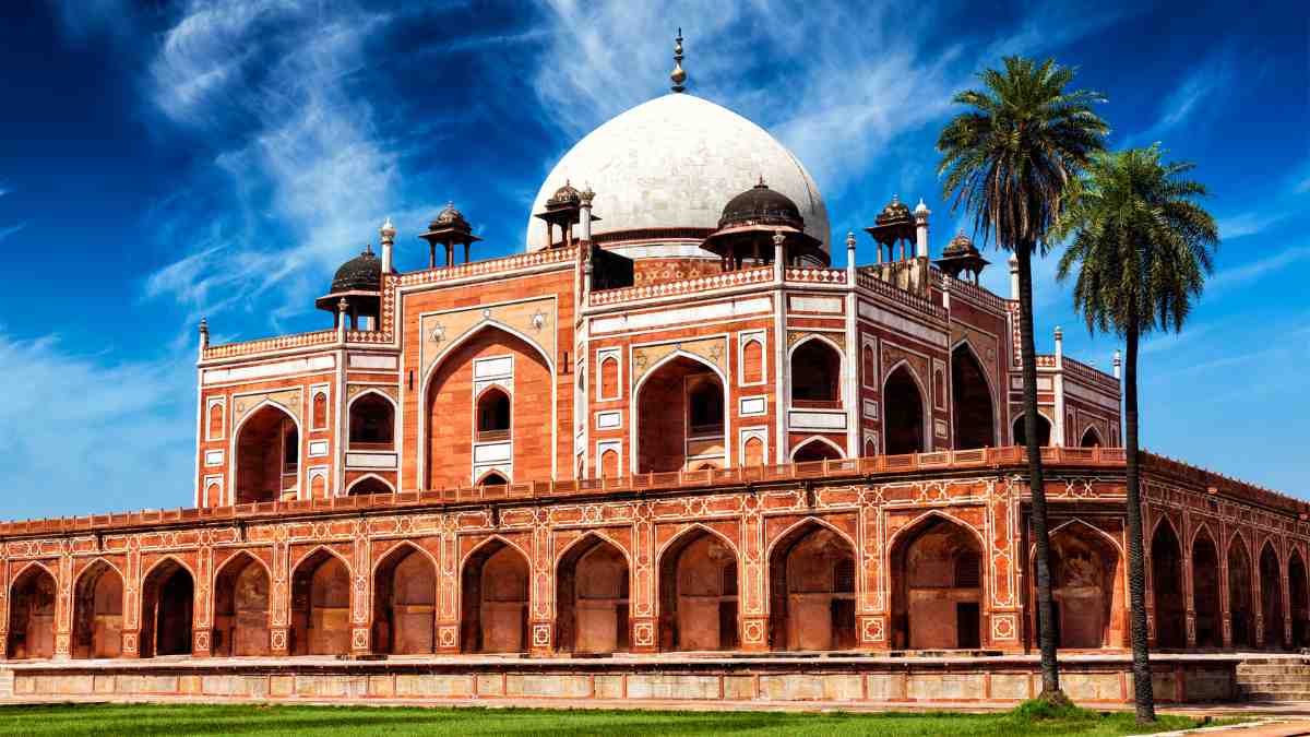 Who built the Humayun's Tomb in Delhi?