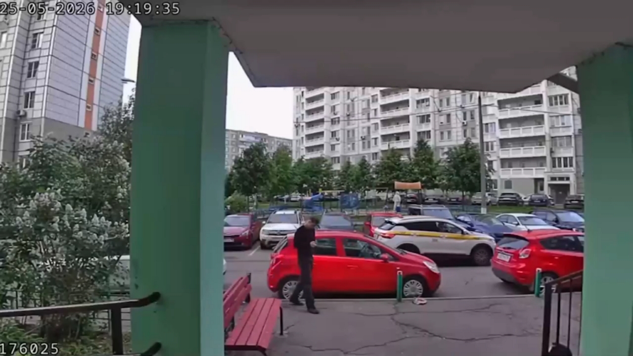 Man dodges falling water bombs in Podolsk!