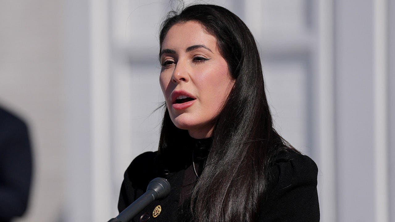Congresswoman Anna Paulina Luna rocks rifle in viral tweet featuring ...