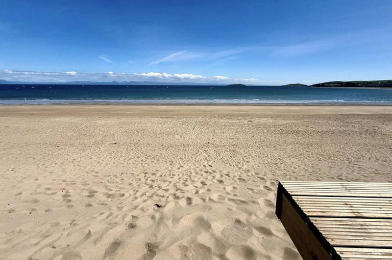 Tiny beach hut hits market for staggering £200k - the same price as ...