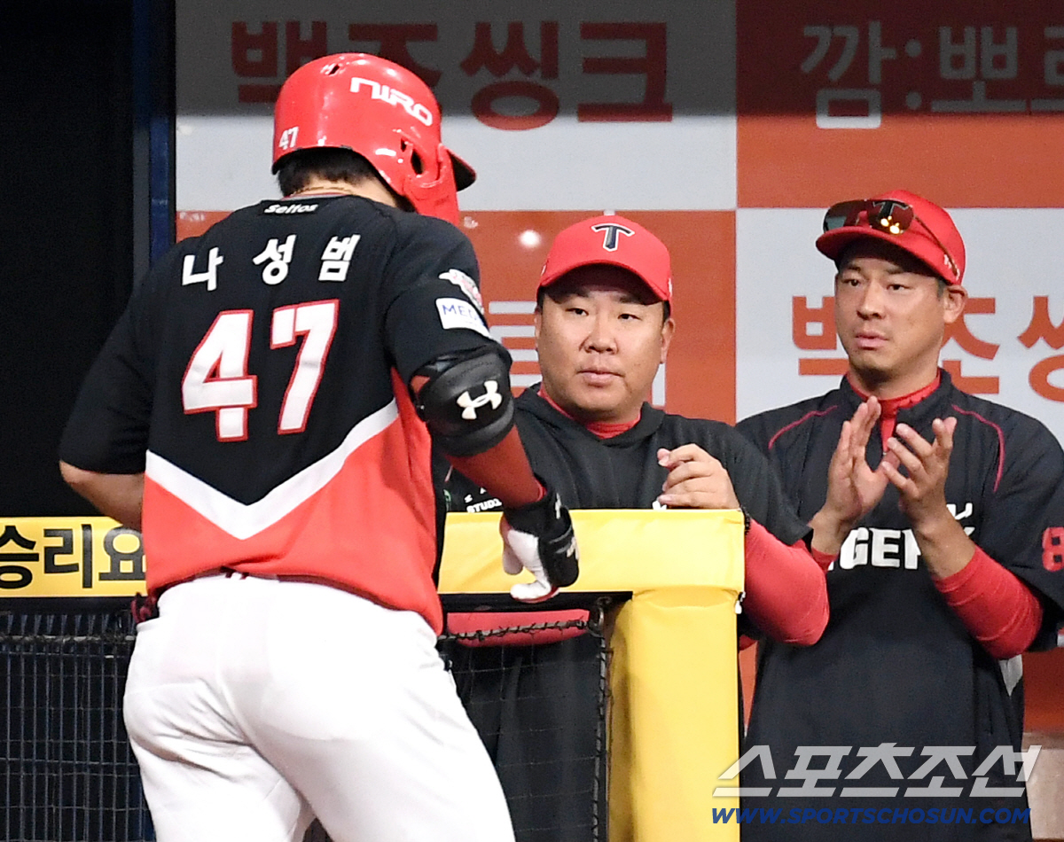 [포토] 이범호 감독 "나성범 홈런 좋았다"
