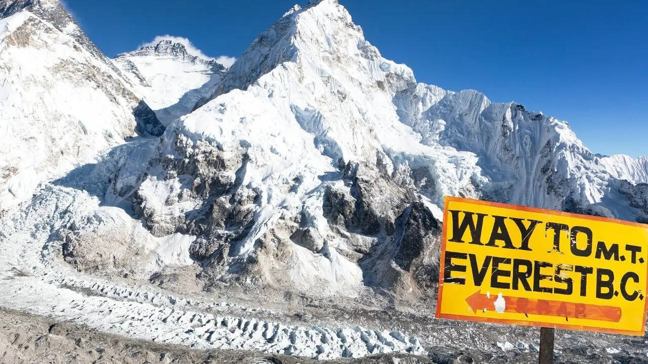 The deadly reason Everest climbers must obey the 2 PM rule
