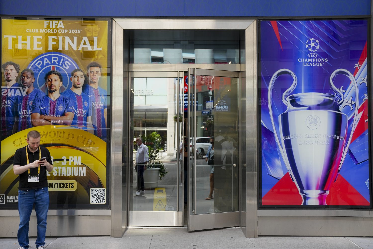 PSG opens a pop-up store in Paris before the final against Arsenal