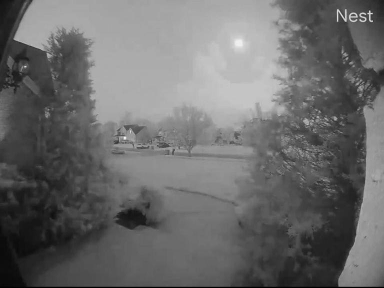 Likely meteor streaks over Buffalo; many heard a rumble