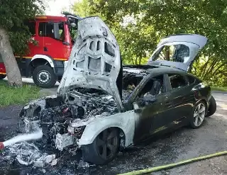 Audi w płomieniach w miejscowości Istok, na trasie Klejniki - Narew ...