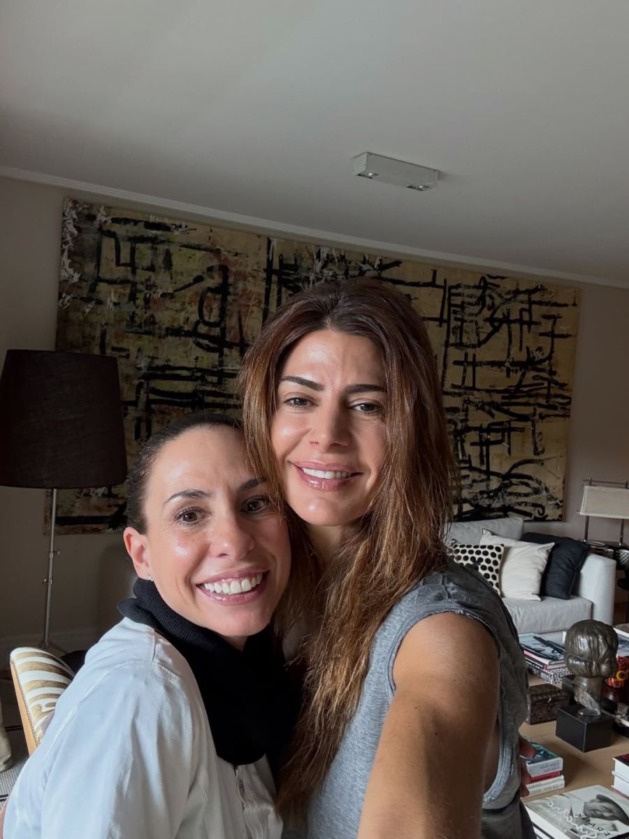La idea de Juliana Awada para decorar la pared del sofá: elegante, con ...