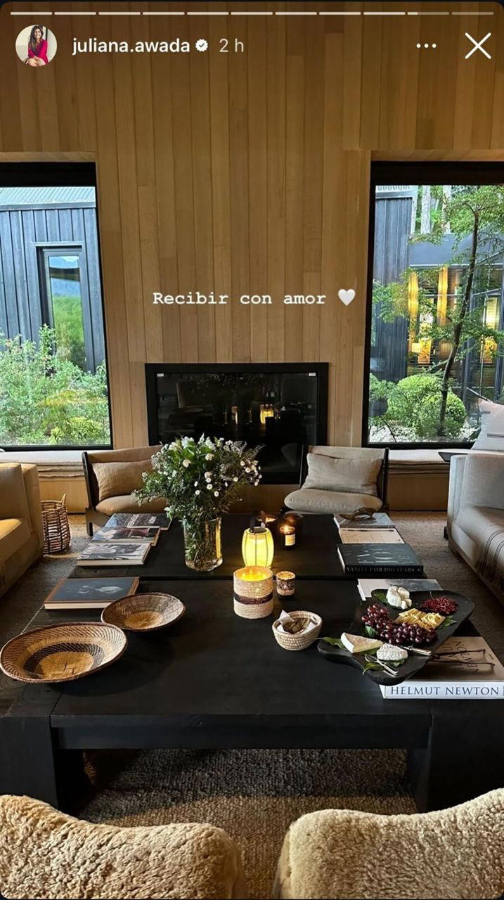 La idea de Juliana Awada para decorar la pared del sofá: elegante, con ...