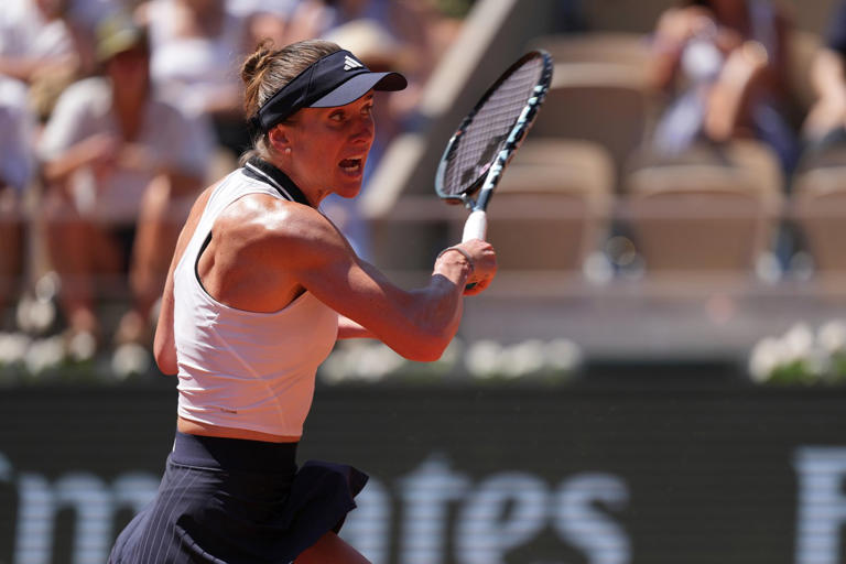 Swiatek improves career record at French Open to 42-3. Svitolina's ...