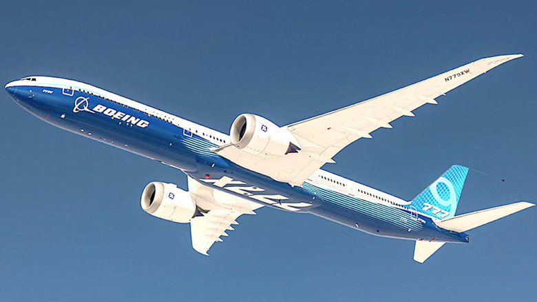How wide is the Boeing 777X jet and why does it need folding wing tips?