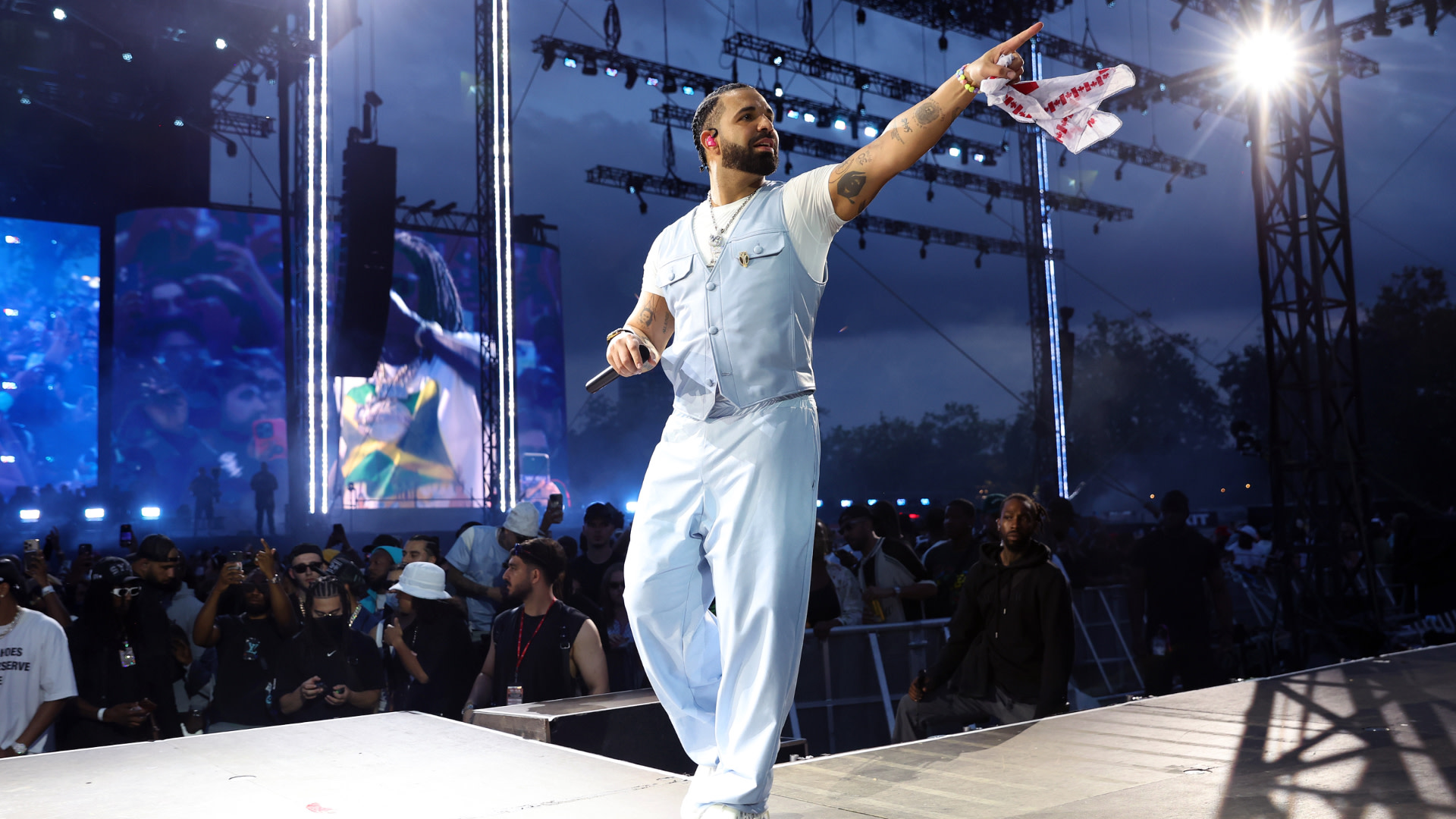 Drake celebrates 15 No. 1 albums, 14 No. 1 songs: 'Back broke from ...