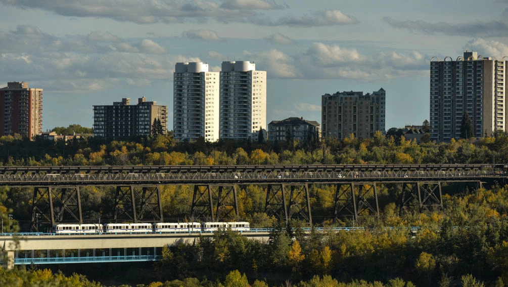 Edmonton weighs costly mega-bridge to replace High Level
