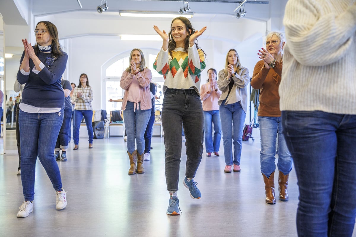 TAG24-Reporterin testet "Line Dance": Tanzen in Reih und Glied - kein ...
