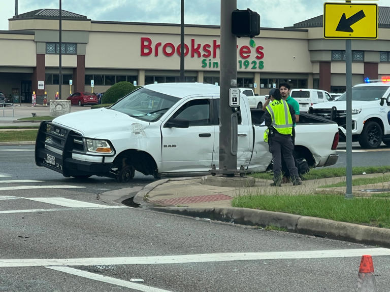 Traffic slowed after 2-vehicle wreck at South Broadway intersection in ...
