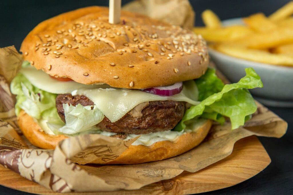 9 Canadian chain restaurants where the cheeseburger and fries combo is ...