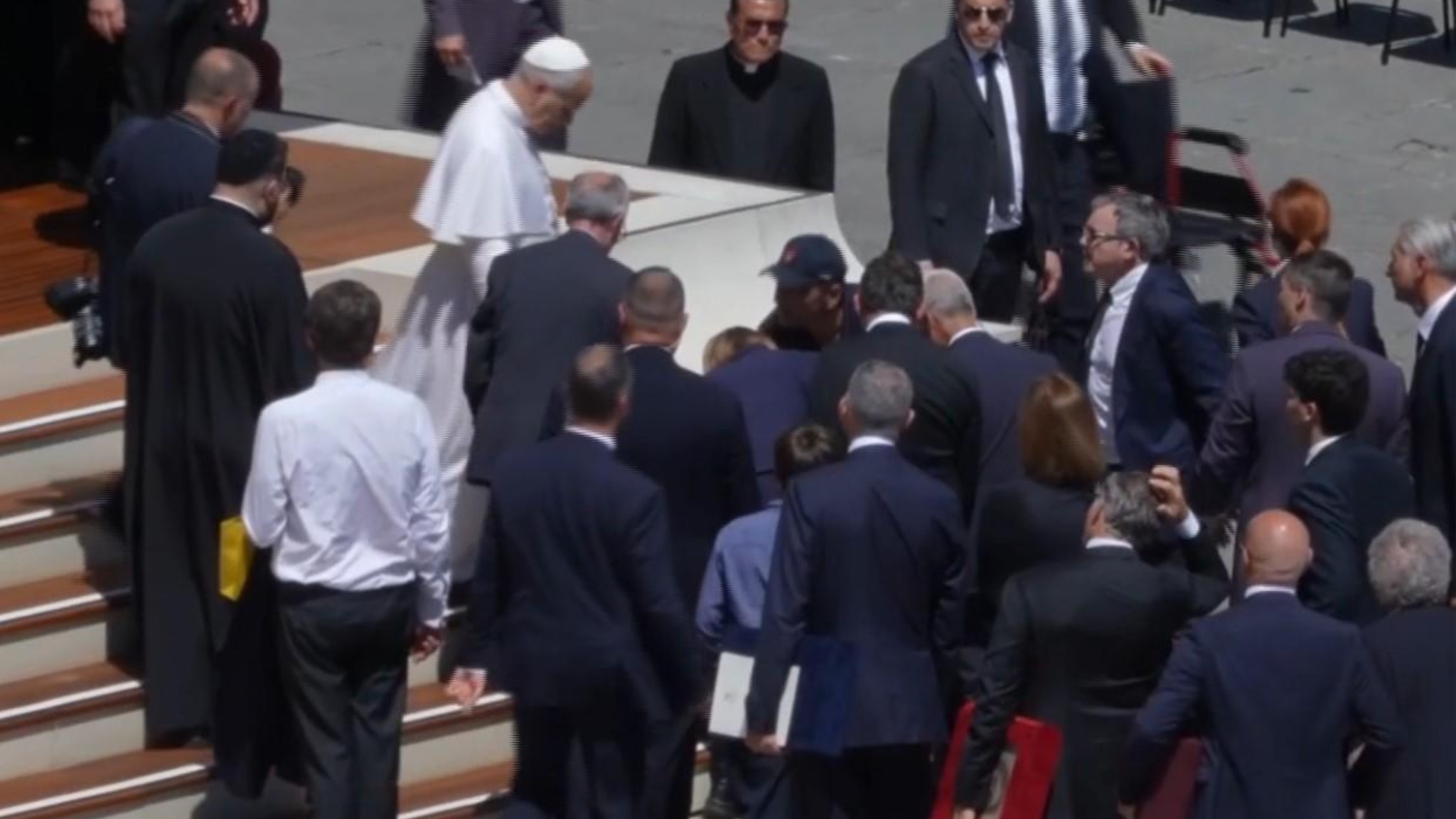 Sviene per il caldo durante l'udienza generale in piazza San Pietro ...