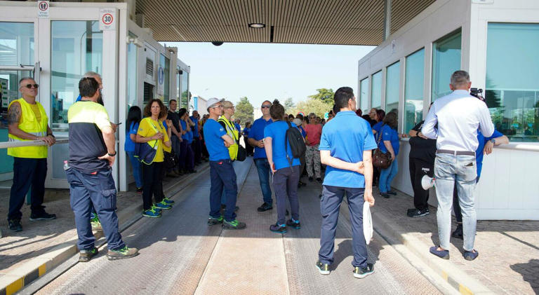 Electrolux, manifestazione dei lavoratori al Giro d'Italia