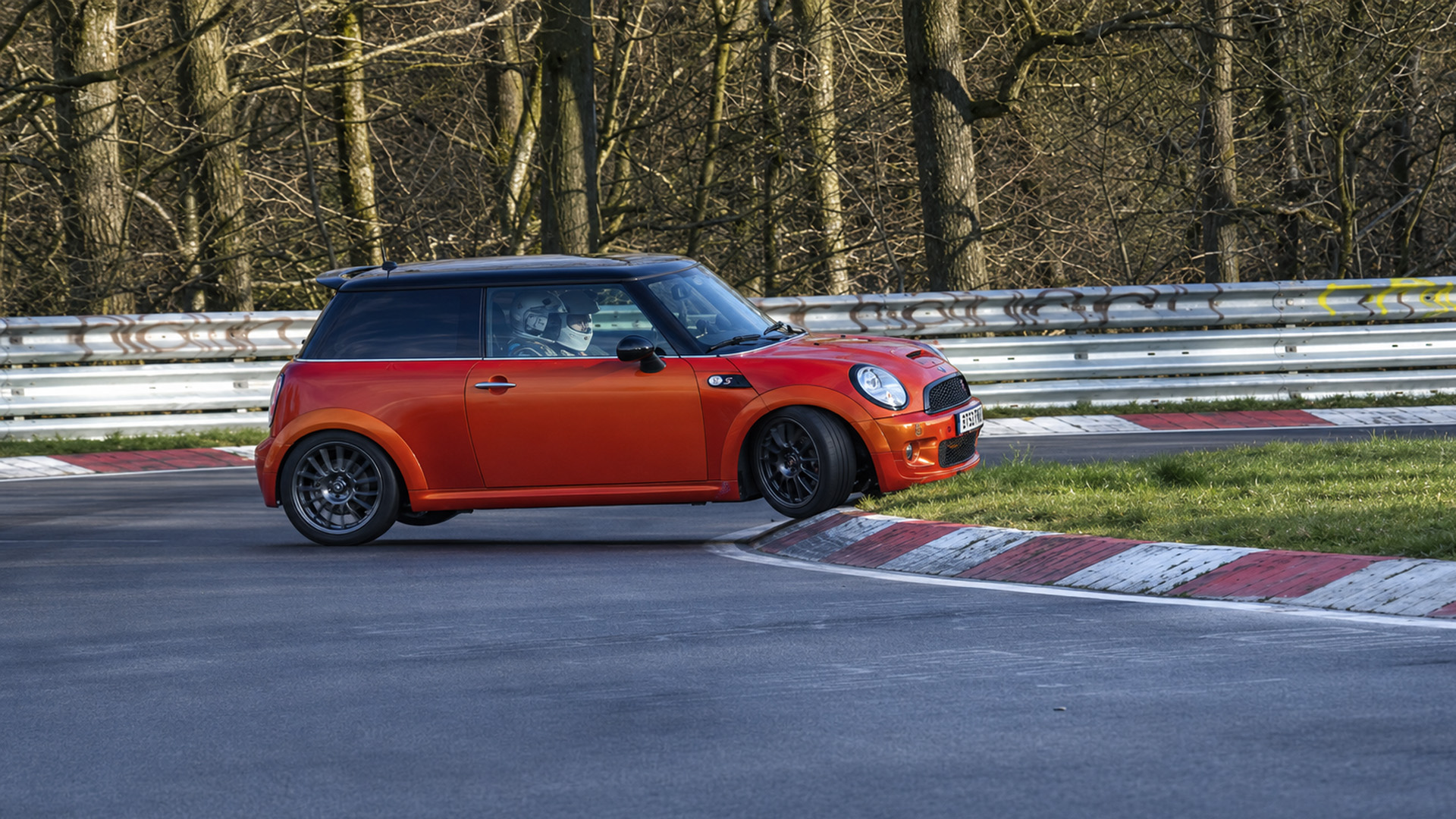Mini Cooper S loses control and hits curb hard on track