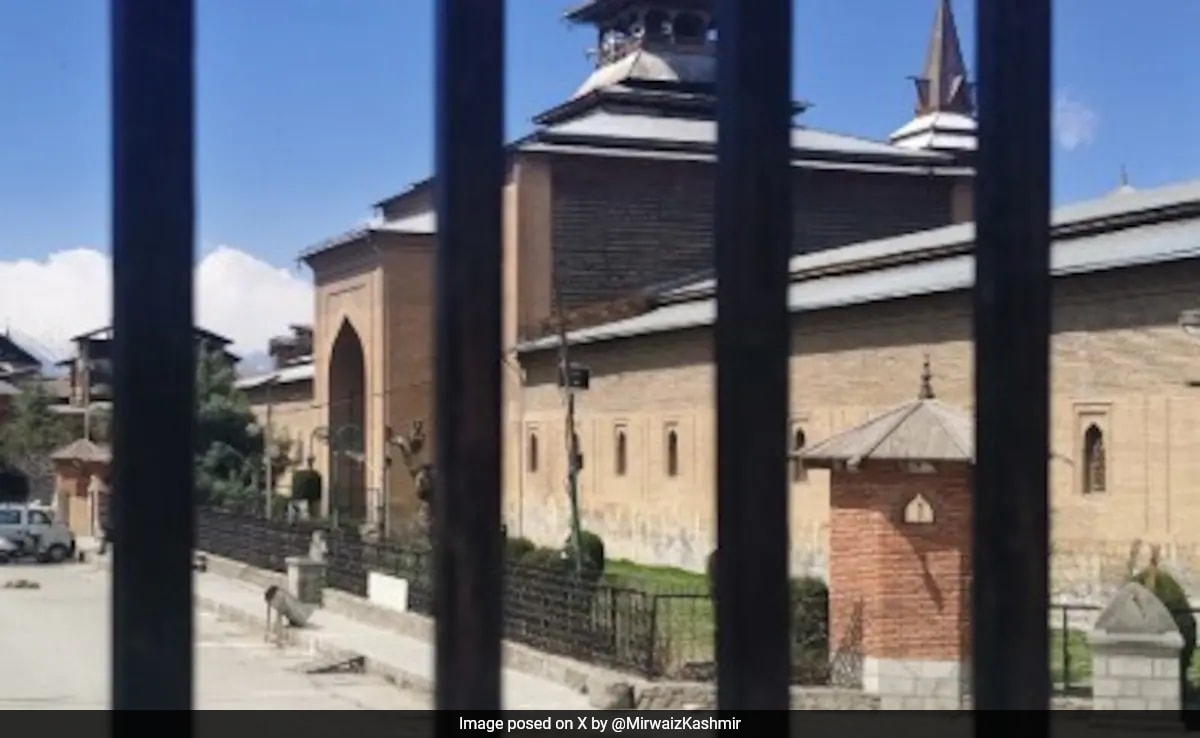 Amid Eid fervour in Kashmir, Jamia Mosque closed again for prayers