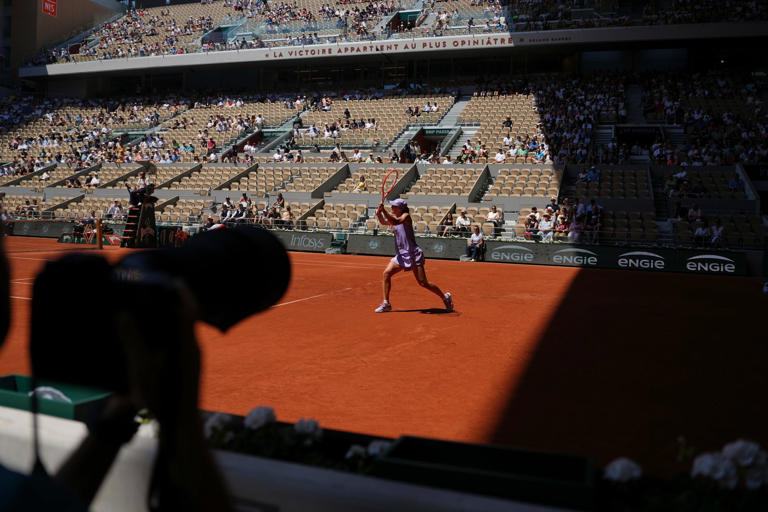 Swiatek improves career record at French Open to 42-3. Svitolina's ...