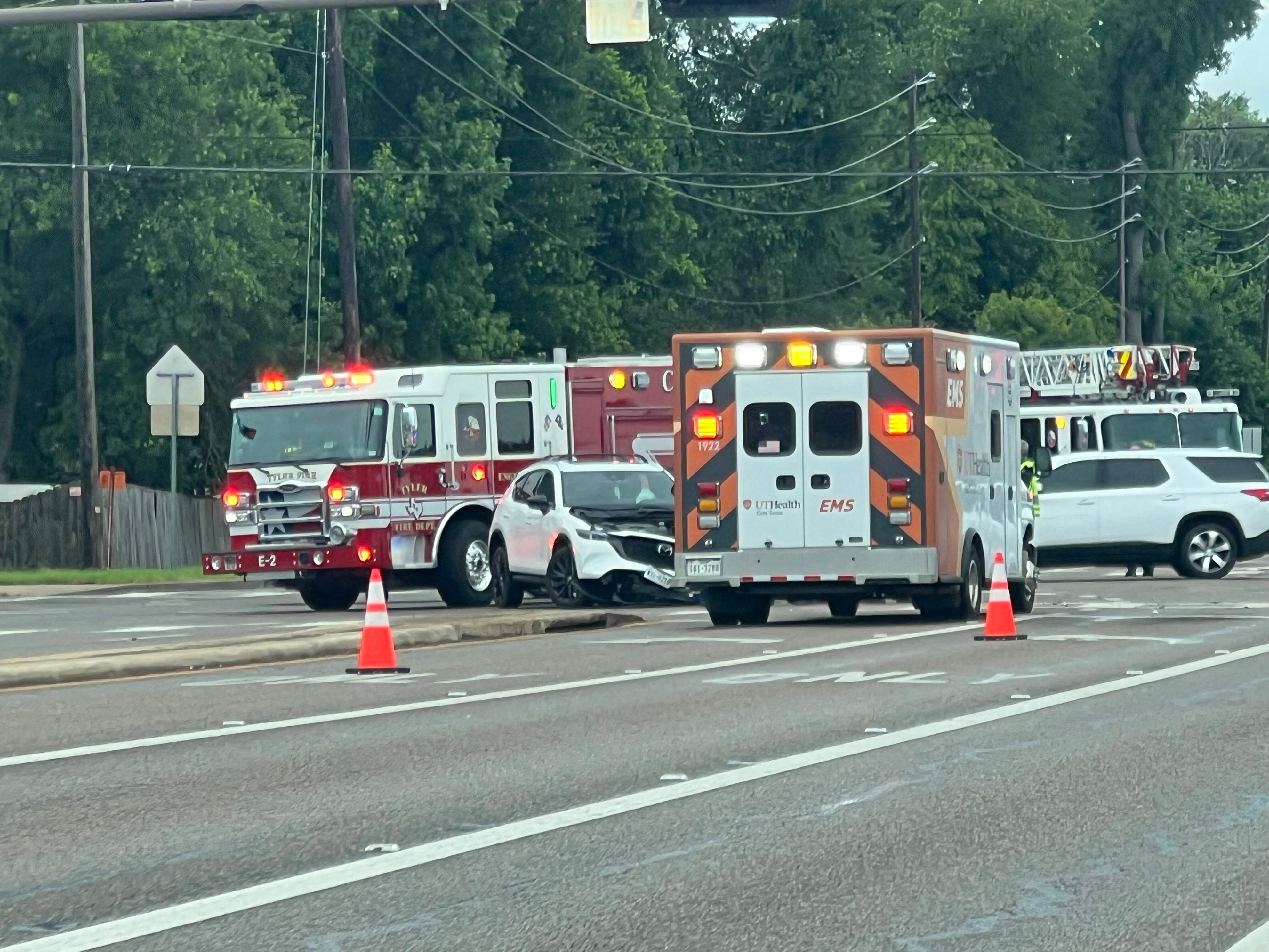 Traffic slowed after 2-vehicle wreck at South Broadway intersection in ...