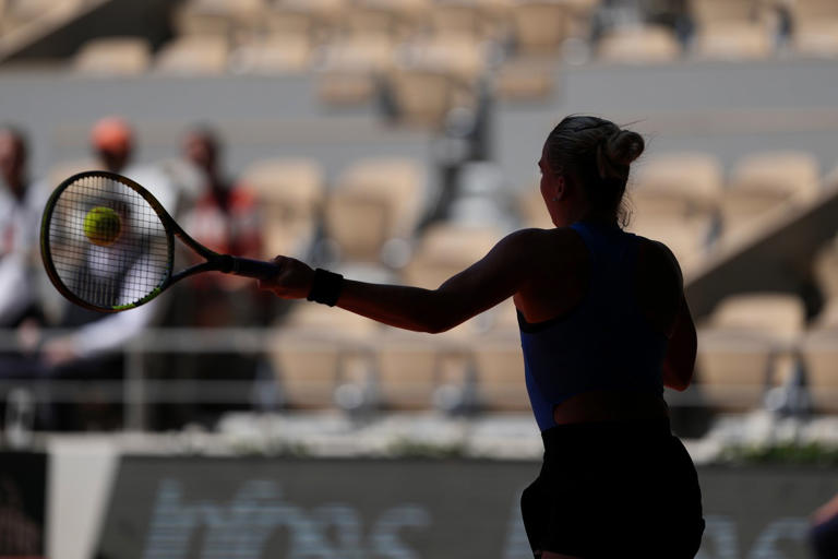 Swiatek improves career record at French Open to 42-3. Svitolina's ...